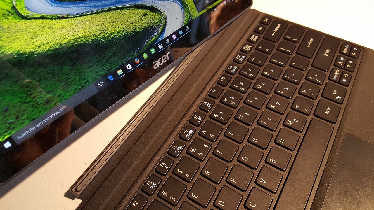 Acer Switch Alpha 12: Microsoft Surface Book の競合他社との最初の接触