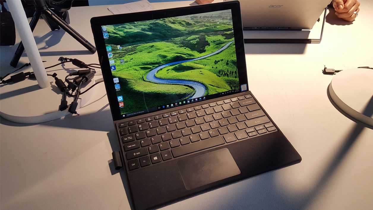 Acer Switch Alpha 12: Microsoft Surface Book の競合他社との最初の接触