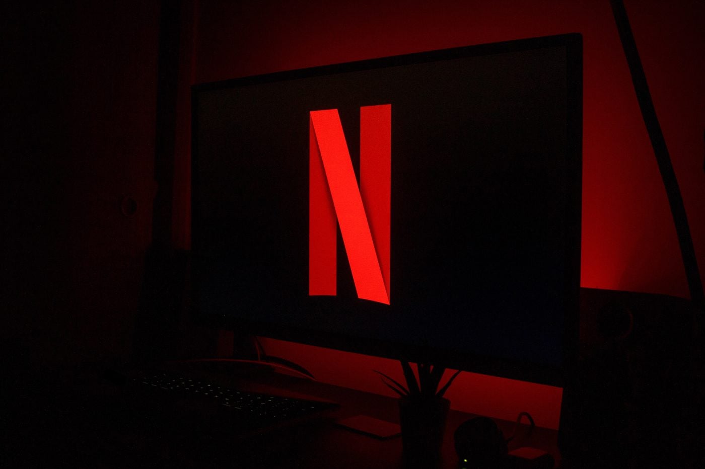Netflix：Essential加入者はまもなく別のより高価なプランか広告付きのプランを選択する必要がある