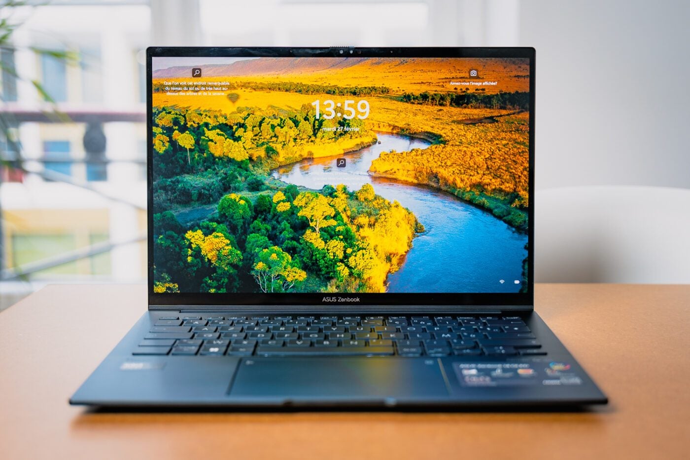 Asus ZenBook 14 OLED (UX3405M) 対 Samsung Galaxy Book 3 Ultra