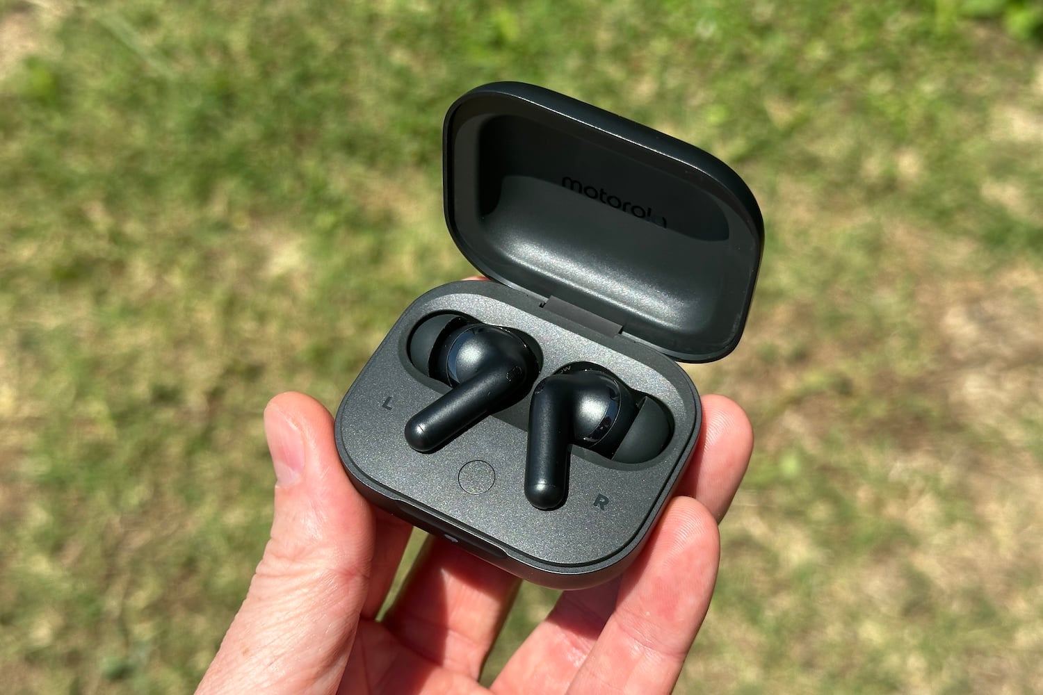 Moto Buds+ レビュー: Motorola が手頃な価格で Bose オーディオ品質を提供するとき